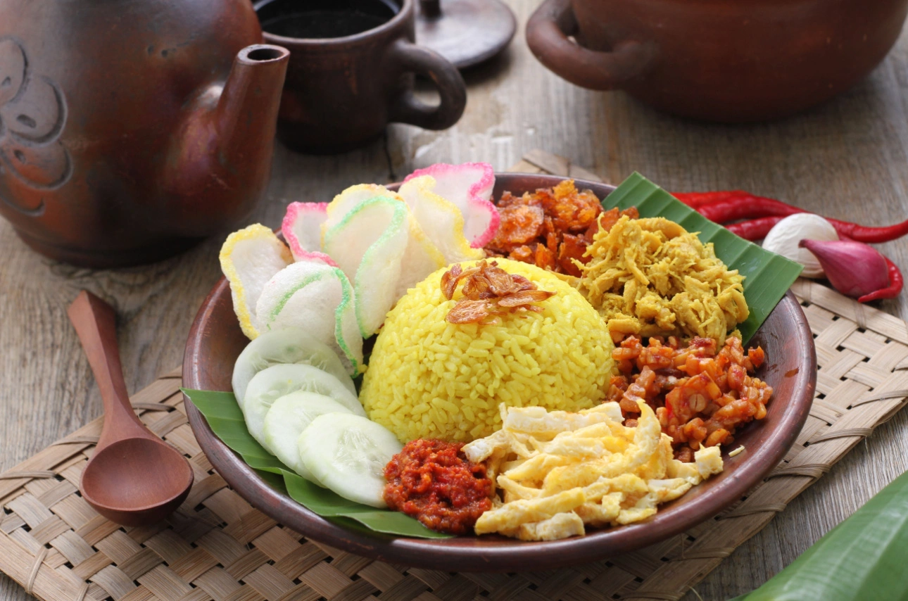 Sejarah Nasi Kuning: Dari Hidangan Raja hingga Menu Sarapan Sehari-hari ...