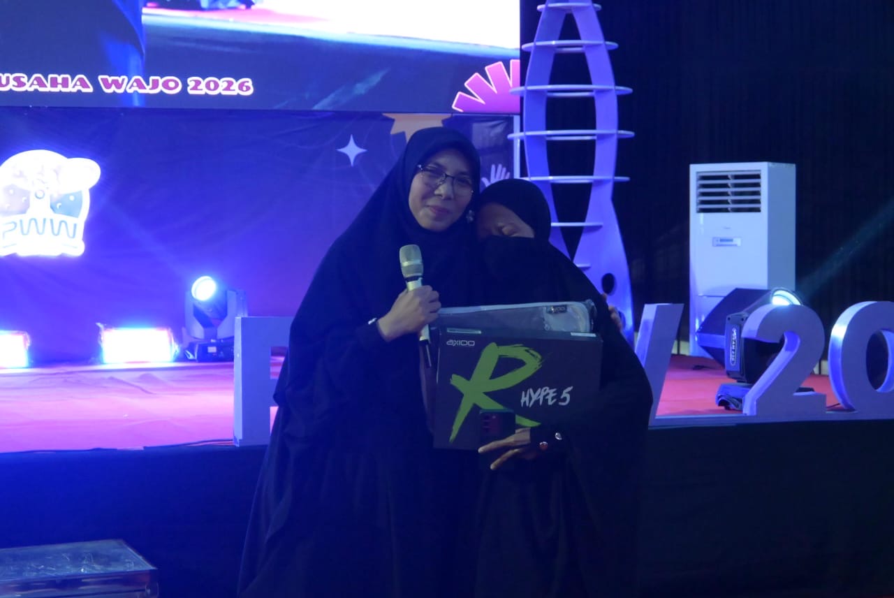 Muri Handayani Bagi-Bagi Laptop di PWW Wajo 2026, Dorong Wirausaha Naik ...